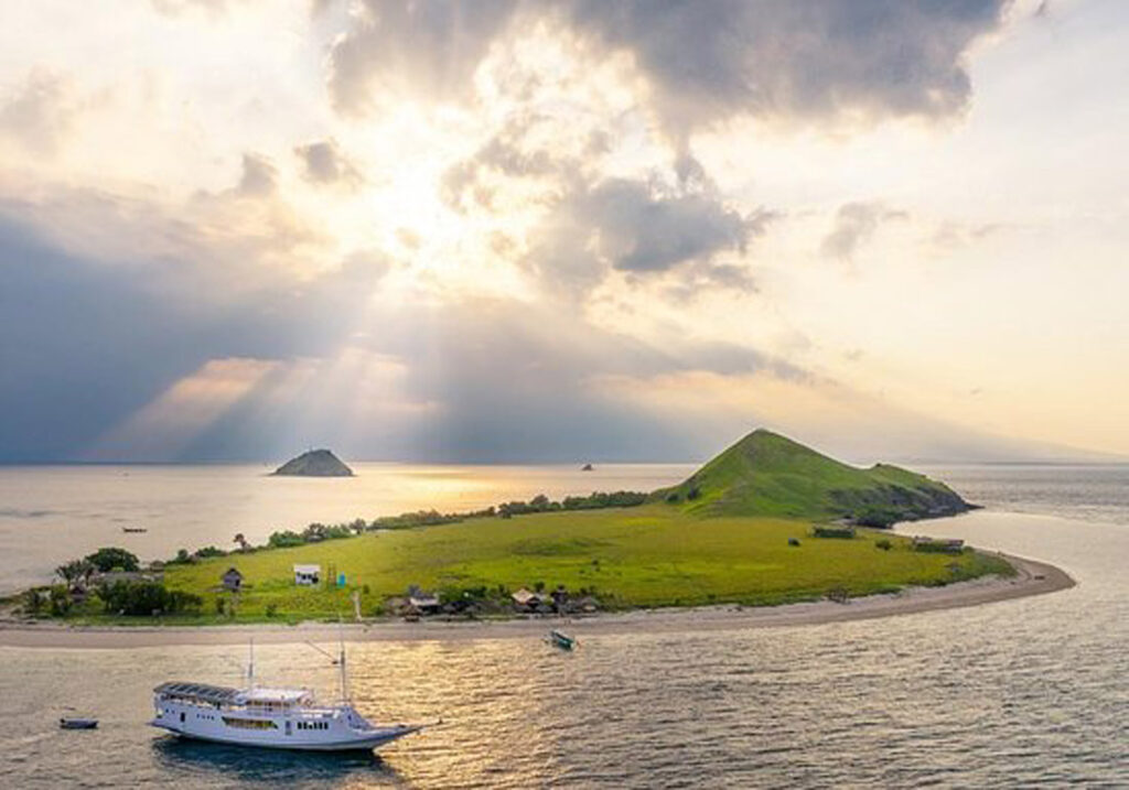 4DAYS/3NIGHTS FLORES TO LOMBOK ISLAND | WANUA ADVENTURE